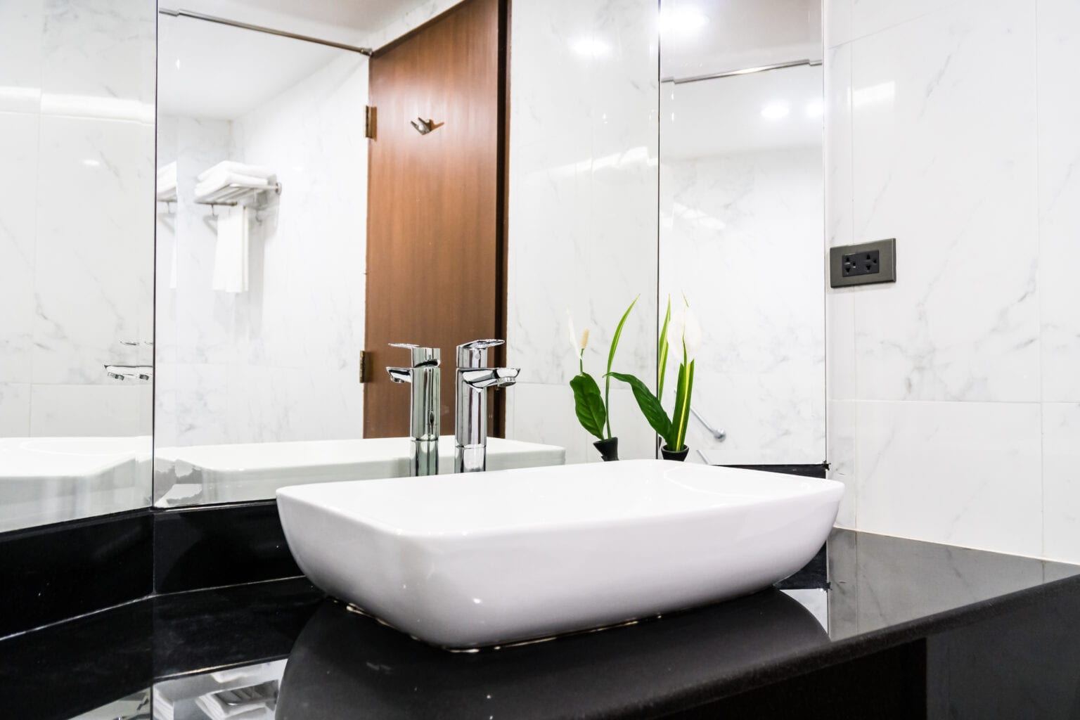 How to Create a Minimalist Bathroom That Still Has Great Style ...